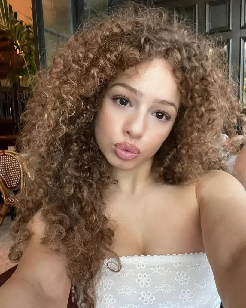 Eliana Kalogeras Bio, Sisters, Age, Height, Boyfriend, Ethnicity